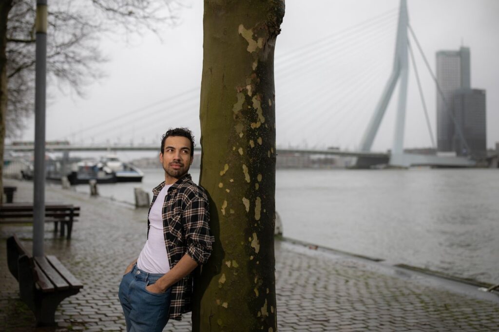 Aron Elstak in het theater - George Visser